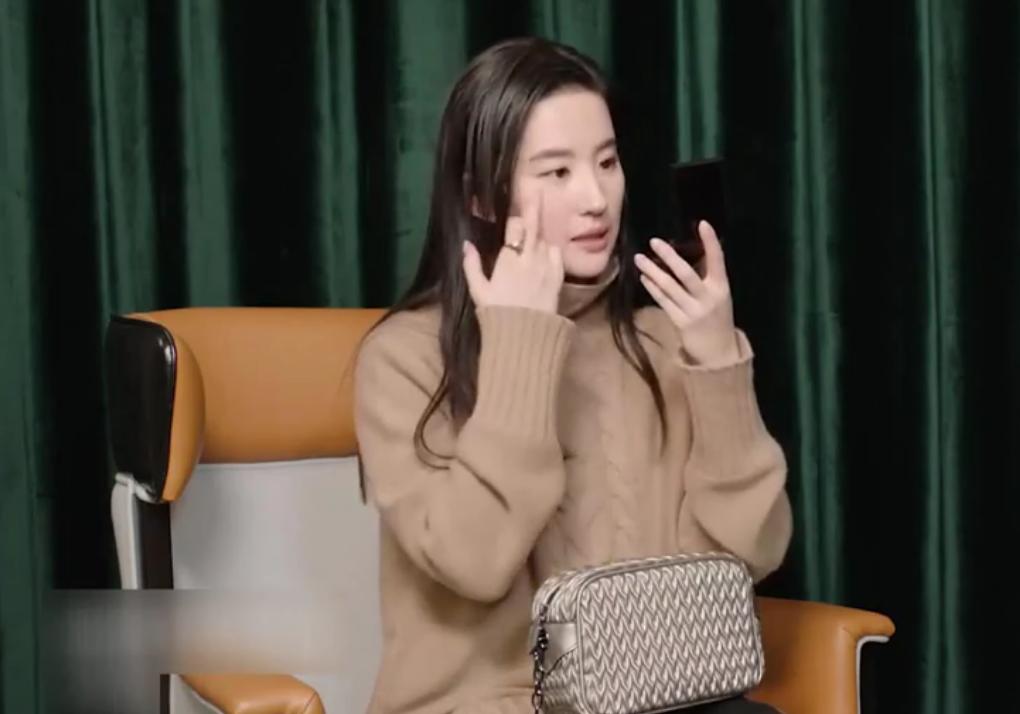 Liu Yifei posted a video of unpacking a new bag, the 35-year-old is ...