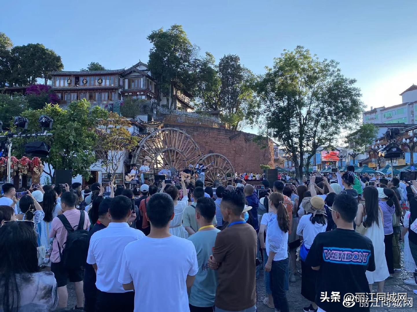 Lijiang Old Town Folk Song Square is drunk! - iNEWS
