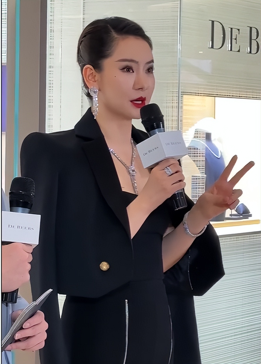 Qi Wei showed up at the event, her figure was fat and she was still ...