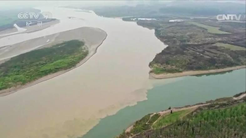Looking at the confluence of the Weihe River and the Jinghe River at a ...