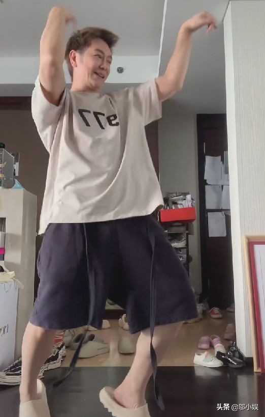 Chen Haomin danced awkwardly at home, the rental room was messy, and ...