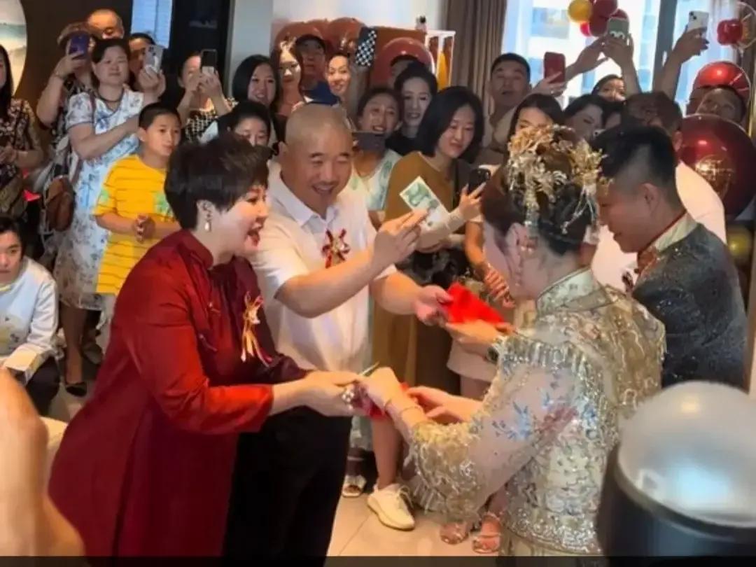 Liu Neng's son, Wang Liang, got married, and his stepmother was busy ...