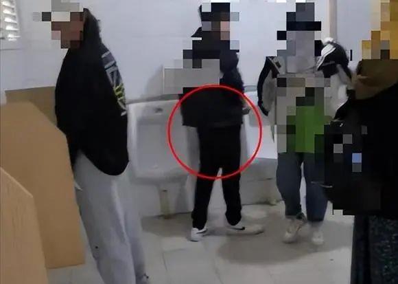 Female fans broke into the men's restroom at Angela Chang's concert and ...