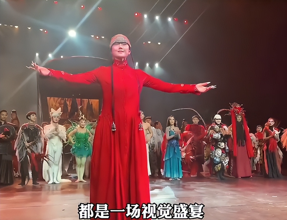 63-year-old Yang Liping was accidentally knocked to the ground by a ...