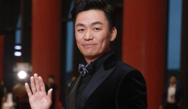 Fighting with Zhang Yi for the leading role, kneeling down to Andy Lau ...