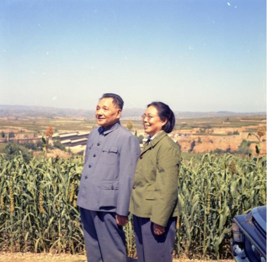In September 1975, Jiang Qing took a photo with Mrs. Deng and his wife ...