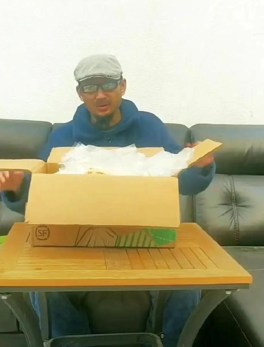 54-year-old singer Abao makes a rare appearance: grows a thick beard ...