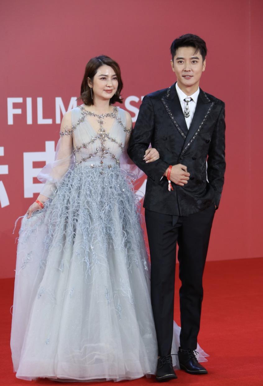 Zhang Danfeng and Hong Xin fit together and walked the red carpet arm ...
