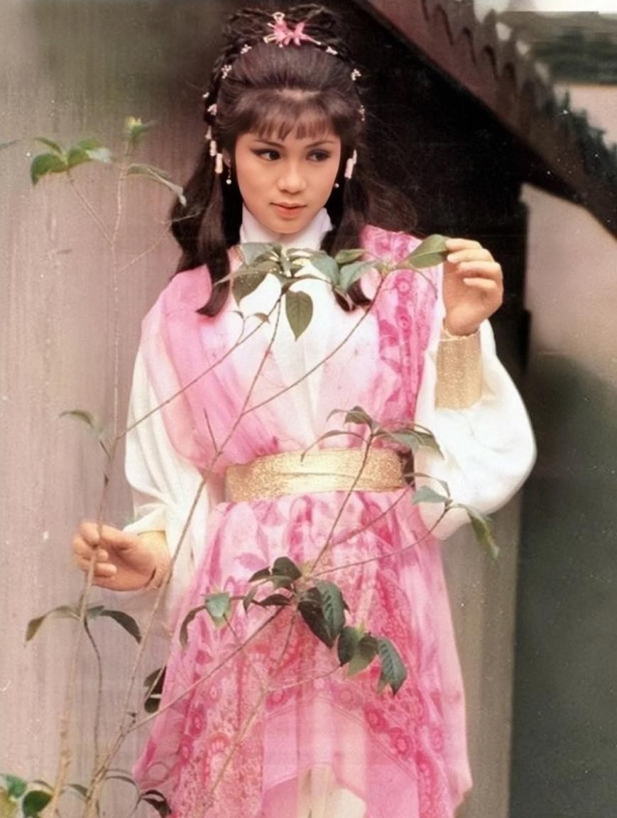 Forever "Huang Rong"!Weng Meiling's dress 40 years ago can still be ...