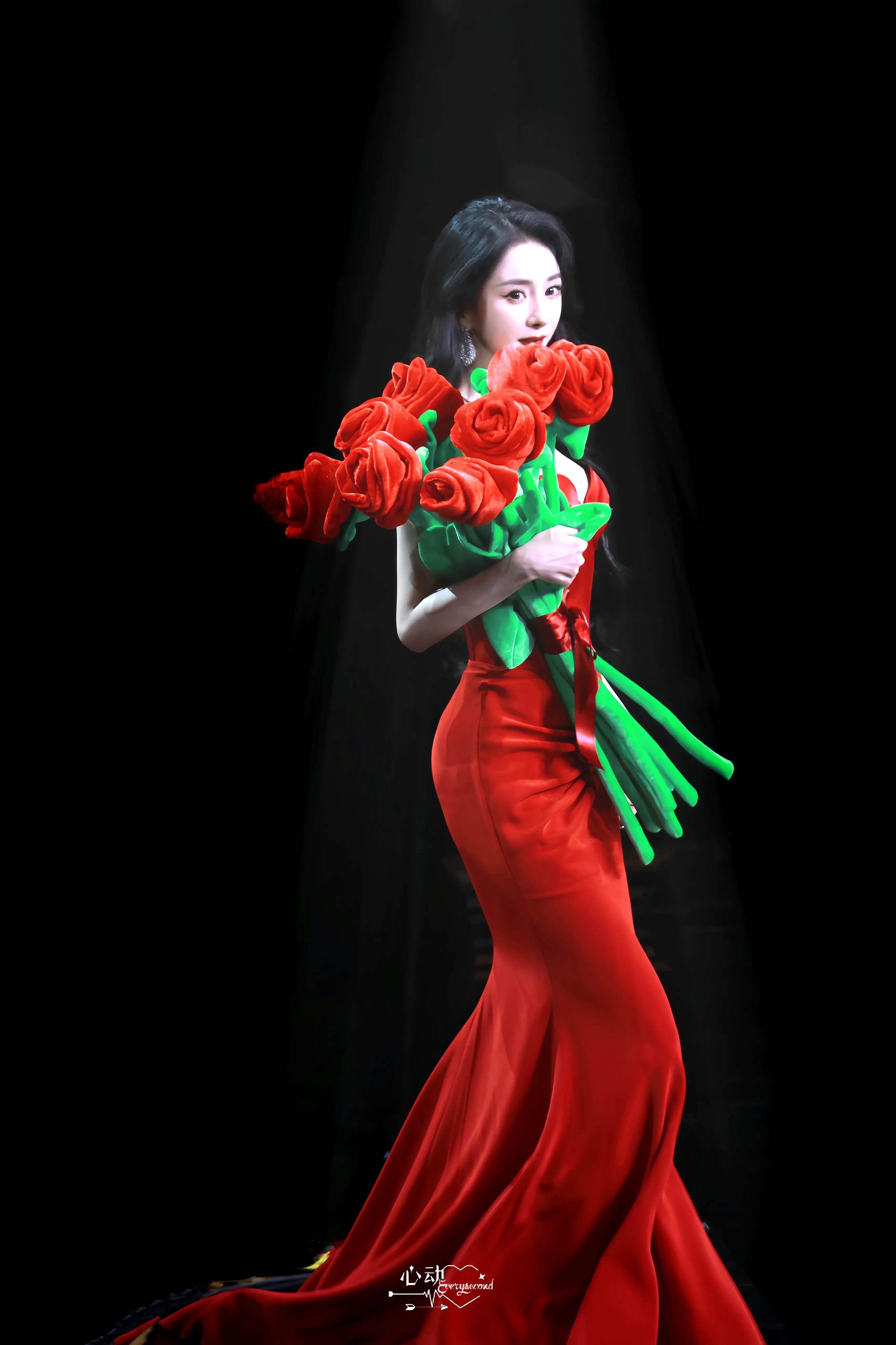 A Red Rose Escaped from the Thorns - Yang Mi - iNEWS