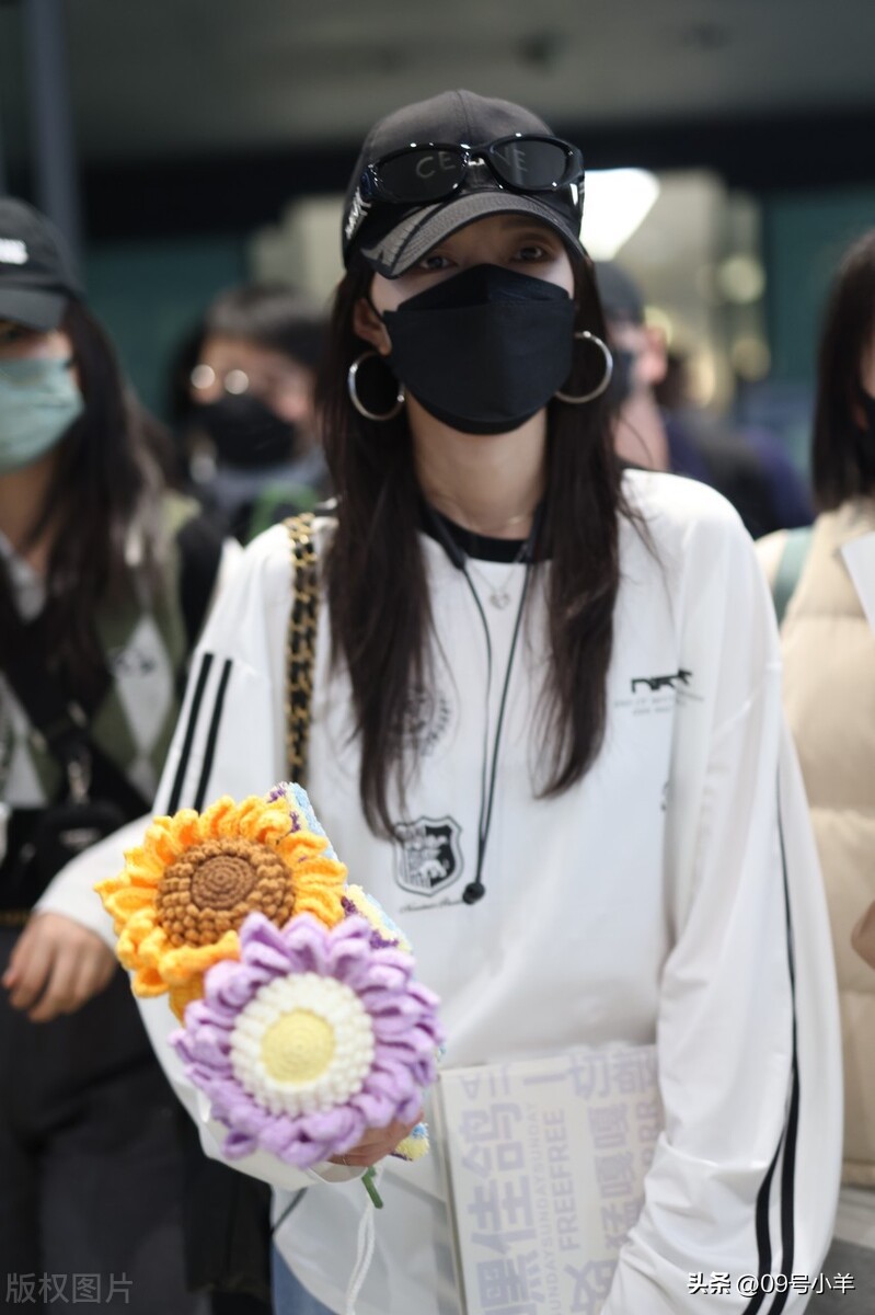 Meng Jia appeared at Shanghai Hongqiao Airport and was presented with ...