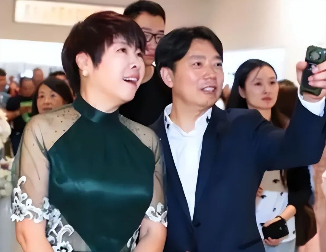 Yu Dan seriously dressed up is amazing!Wearing a hollow cheongsam shows ...