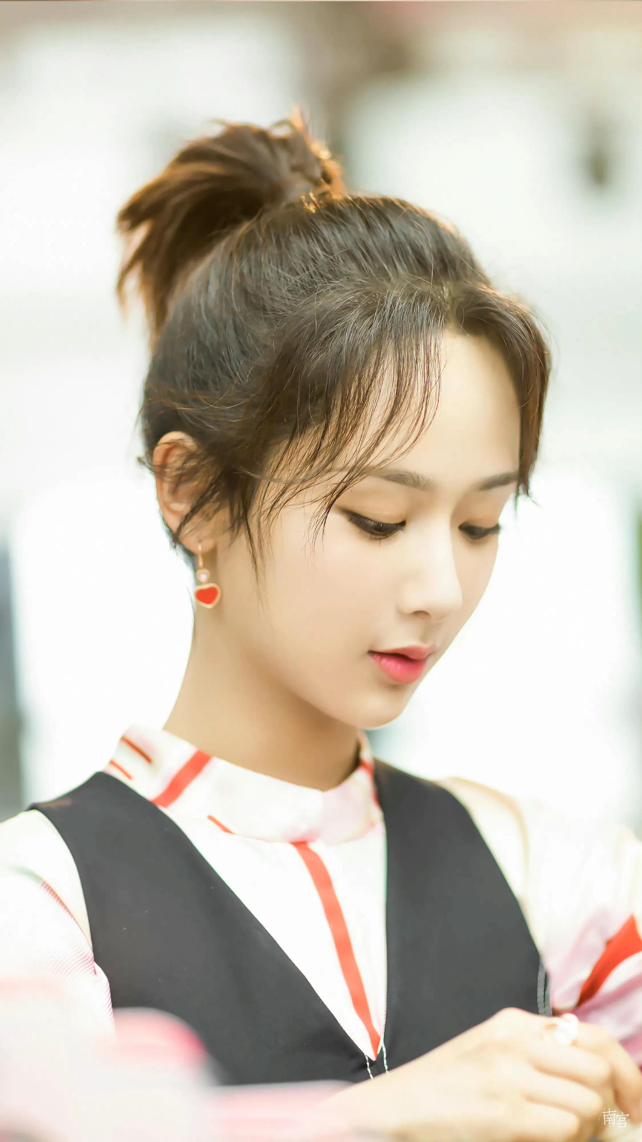 Star Wallpaper - Issue 262 - Yang Zi - iMedia