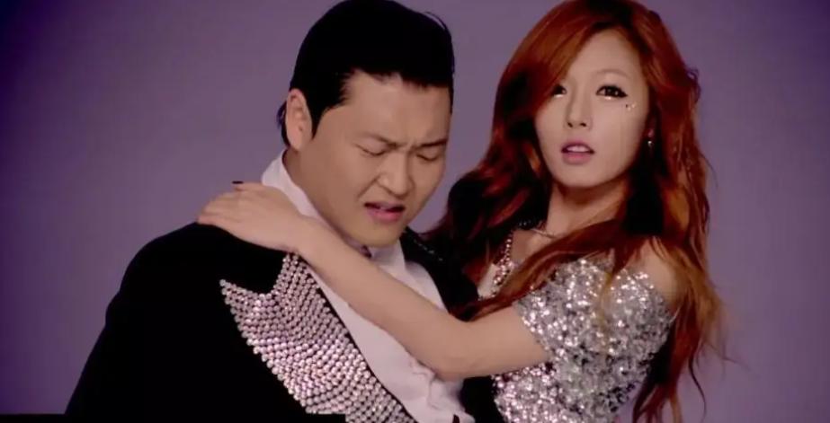 Sexy goddess HyunA shows off her figure, wearing a bikini, her skin is ...