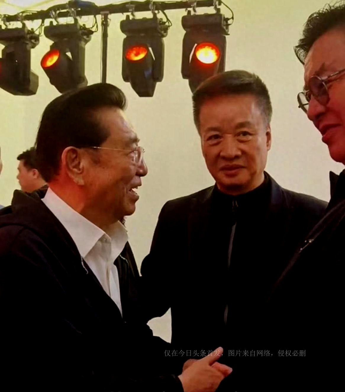 On March 19, 76-year-old Jiang Dawei held an umbrella in the rain and "sung in despair". Dare he ...