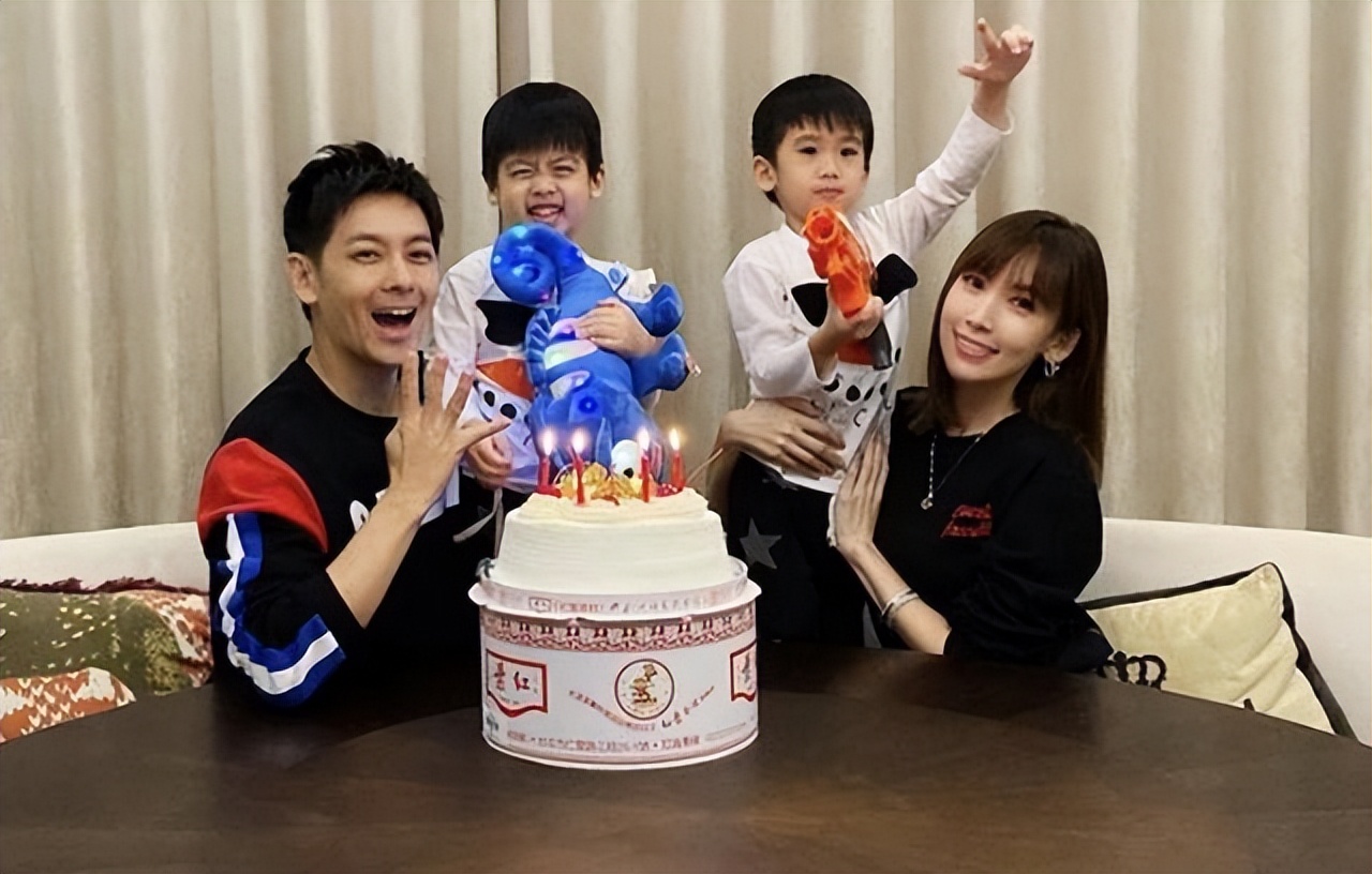 Jimmy Lin's wife Chen Ruoyi and her twin sons took a warm walk - iMedia