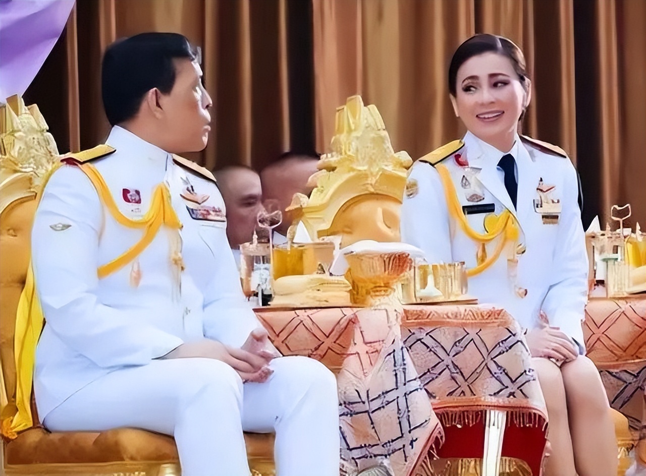 In 2014, the Thai princess lay naked on the ground to feed the dog, and ...