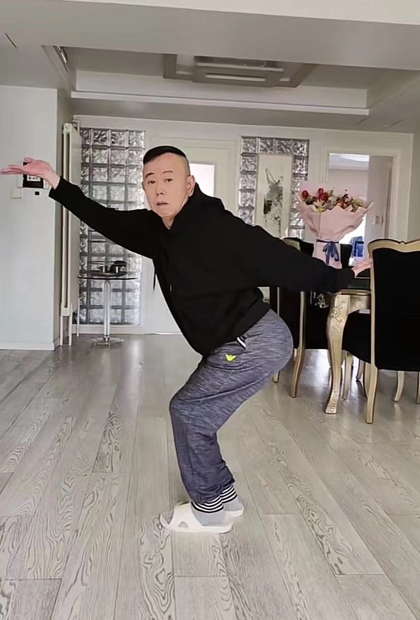 65-year-old Pan Changjiang dances the Internet celebrity Dai dance, with exaggerated movements ...