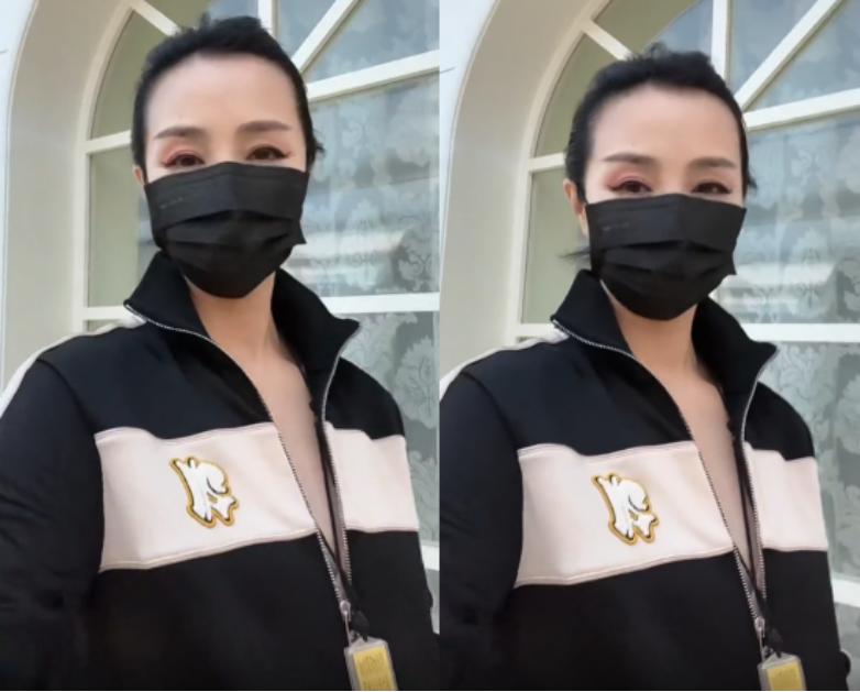 49-year-old Jiang Hongbo is too excited to dance outside his mansion!The neckline is wide open ...