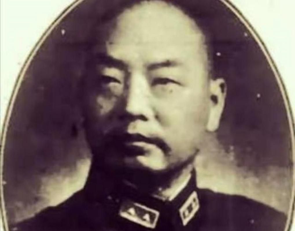 In 1947, Hao Pengju invited Gu Mu to a banquet, and Gu Mu only brought ...