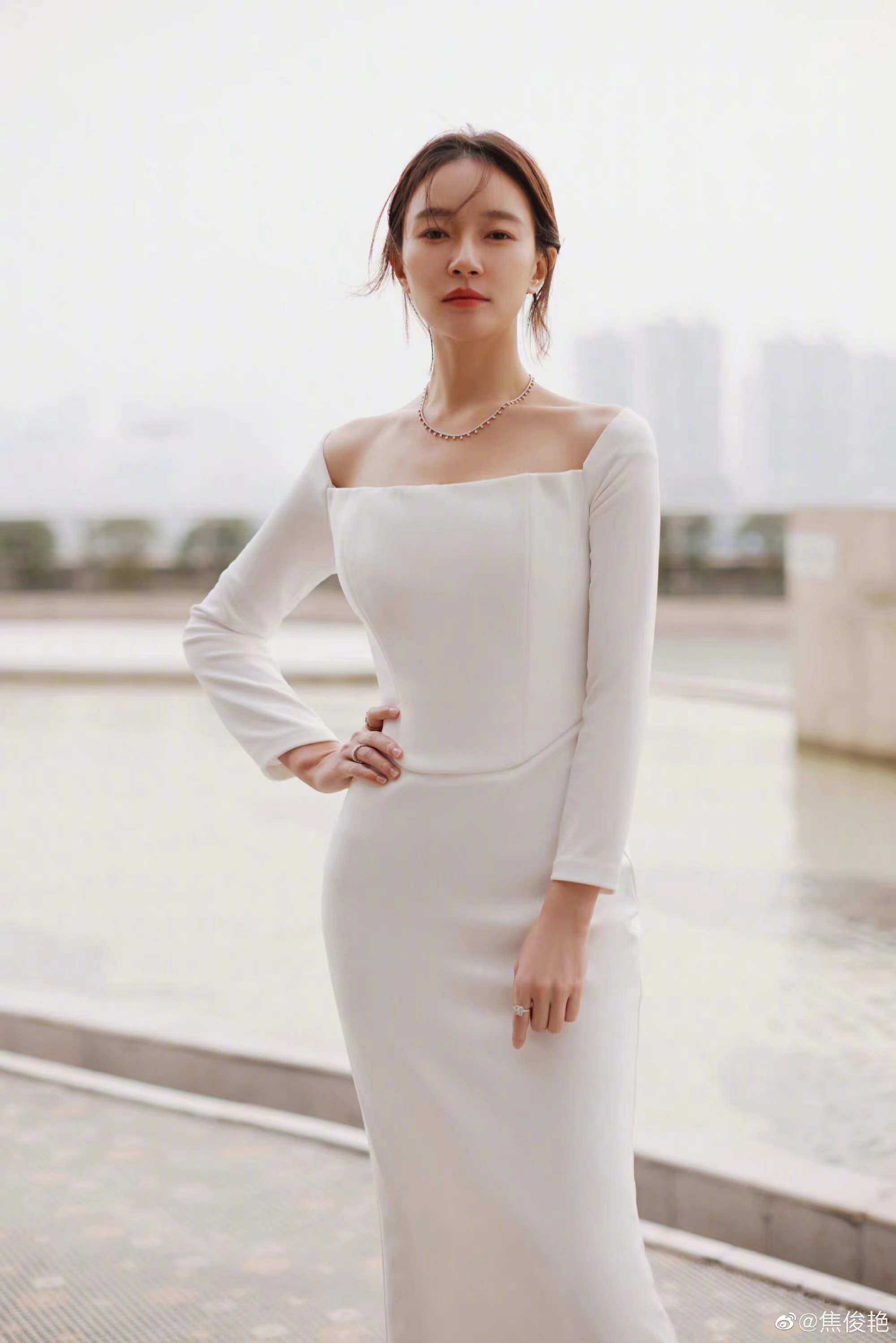 Jiao Junyan has long hair, her ponytail is gentle and quiet, and she ...