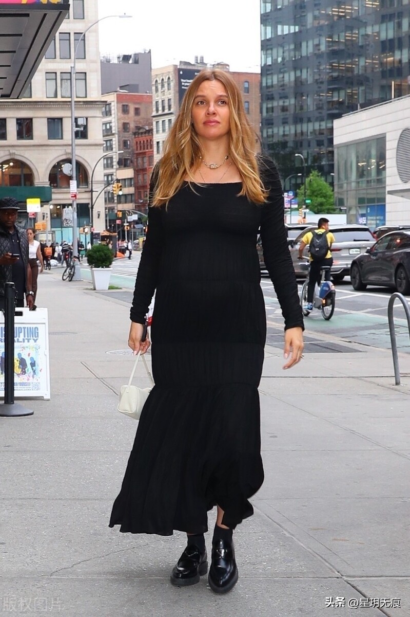 "Big Cousin" Jennifer Lawrence appeared on the street, went out to have ...