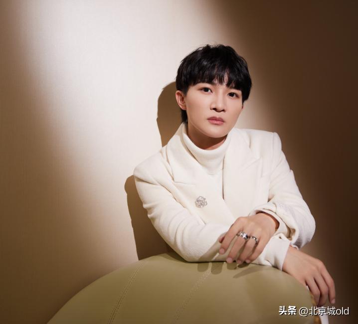 At the Beijing New Year's Eve concert, model worker Zhou Shen had a ...