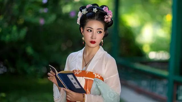 "Wei Yang Music Court" Ms. Li Hongbin's 15 San Songs - iNEWS