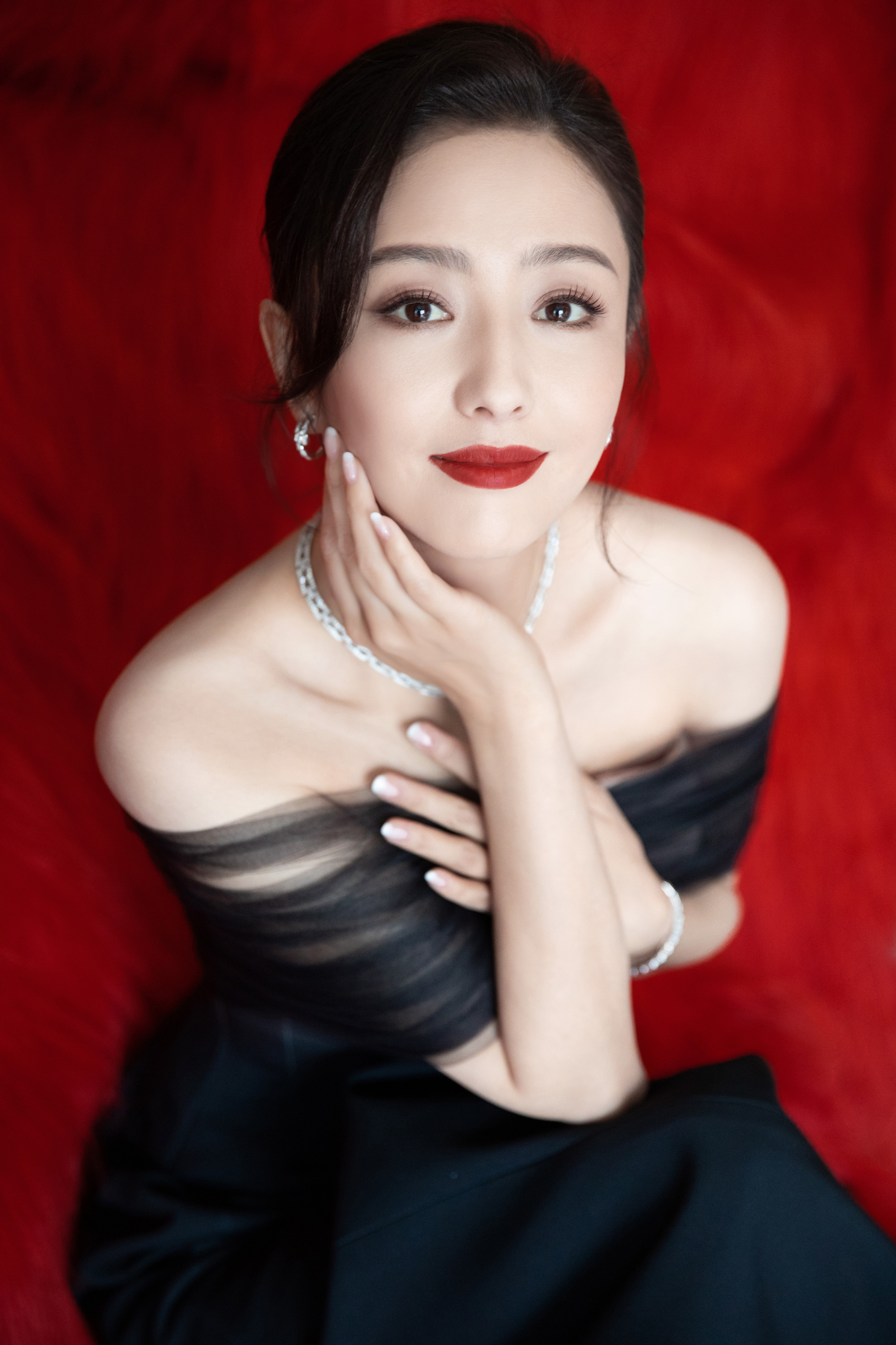 Tong Liya's black gauze dress, embellished with red lips, is graceful ...