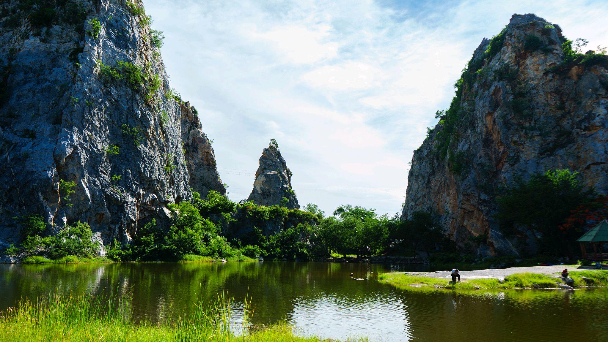 The green hills are still as straight as a string, so how can life be ...