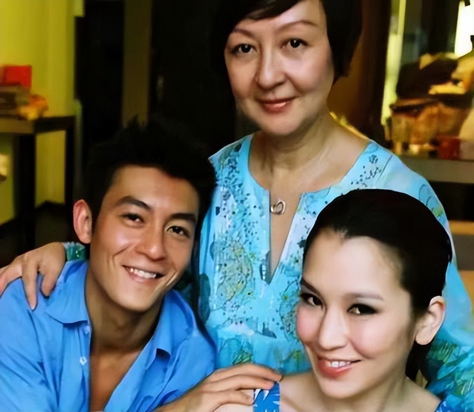 Edison Chen's sister Vancouver took a group photo of mother and ...