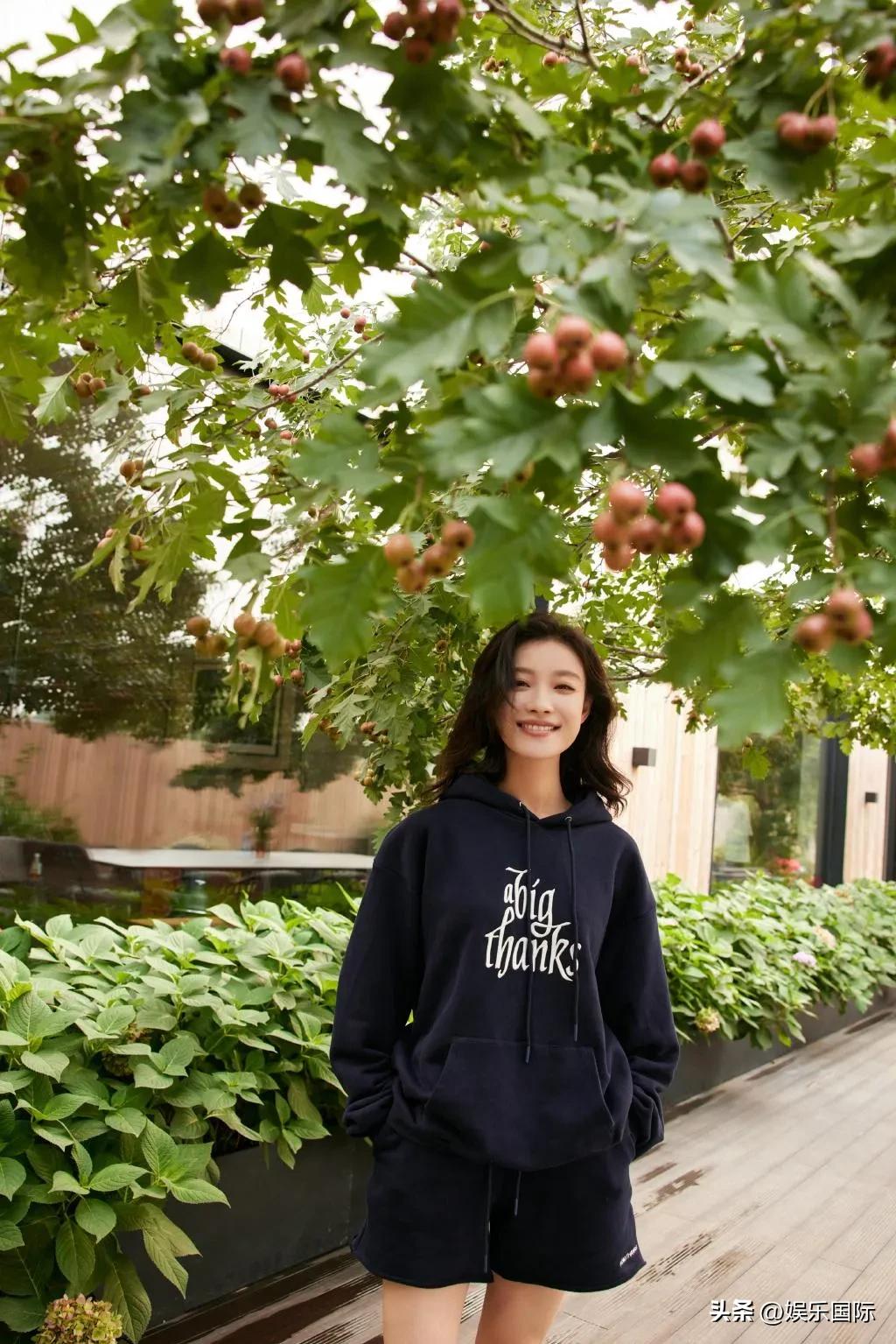 Ni Ni's early autumn private clothes photo released wearing a hooded ...