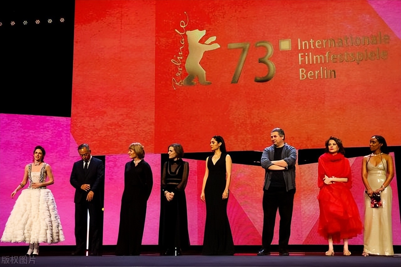 Xin Baiqing made funny faces on the red carpet of the Berlin Film Festival, cute like a child ...