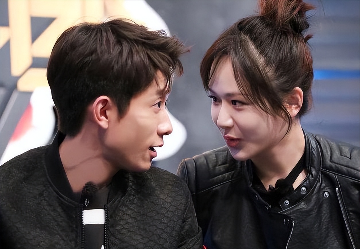 Yang Zi's ex-boyfriend Qin Junjie showed affection on the street, held hands and kissed in a ...