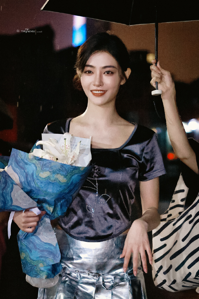 Xu Jiaqi's looks are underestimated, and the silver leather skirt is a real beauty! - iMedia