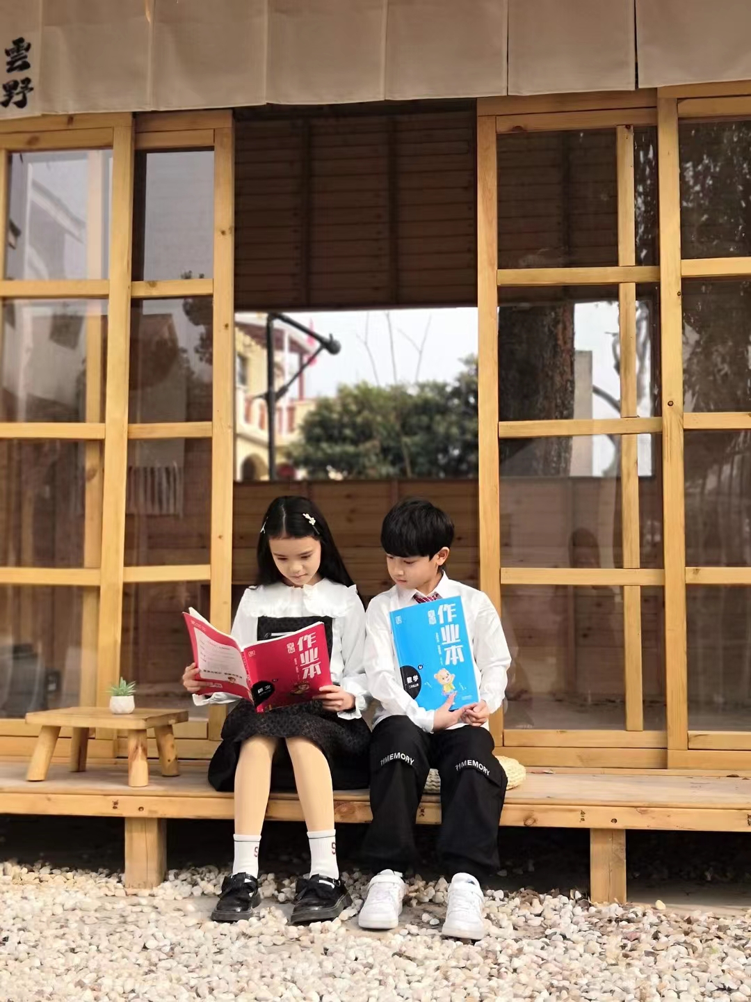 Hubei child models Hu Yaling and Liu Zirui shoot school supplies ads ...