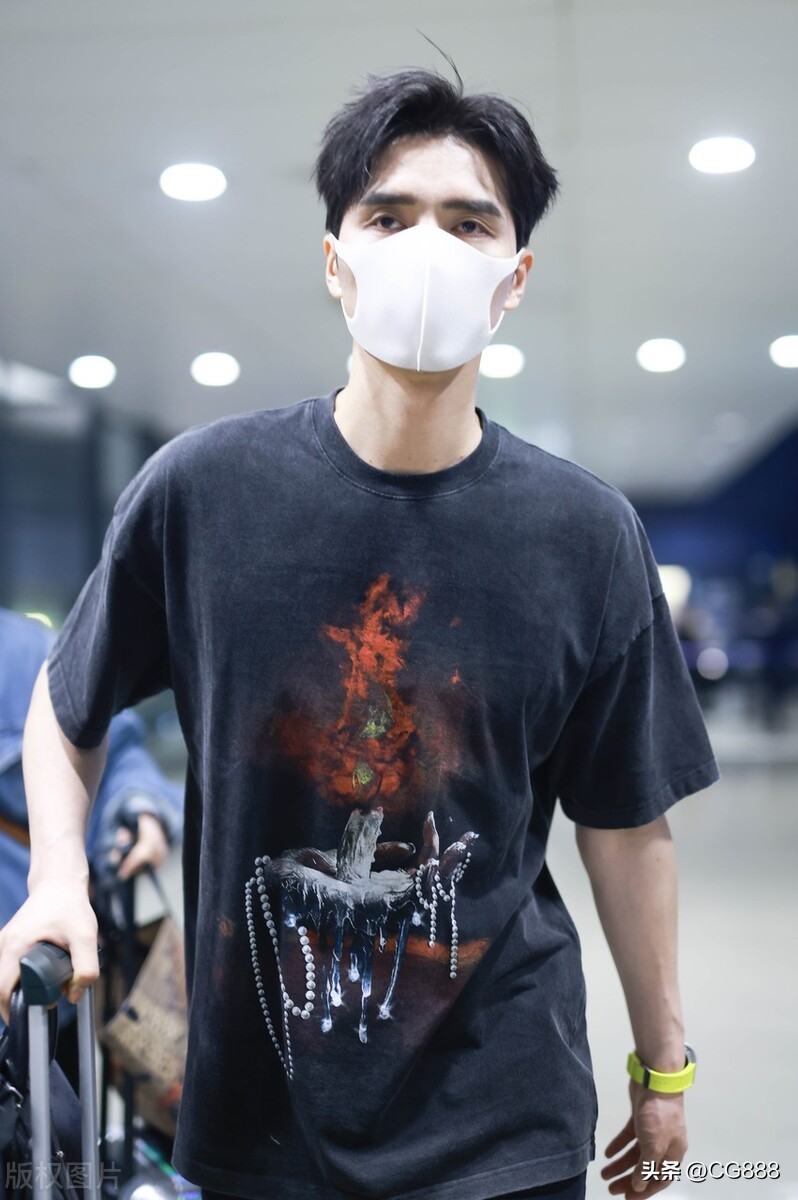 Ayunga appeared at Shanghai Airport - iMedia