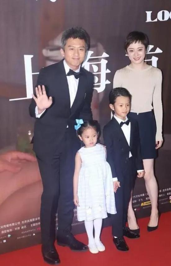 Sun Li's family walks the red carpet! The son wears a tuxedo and is ...