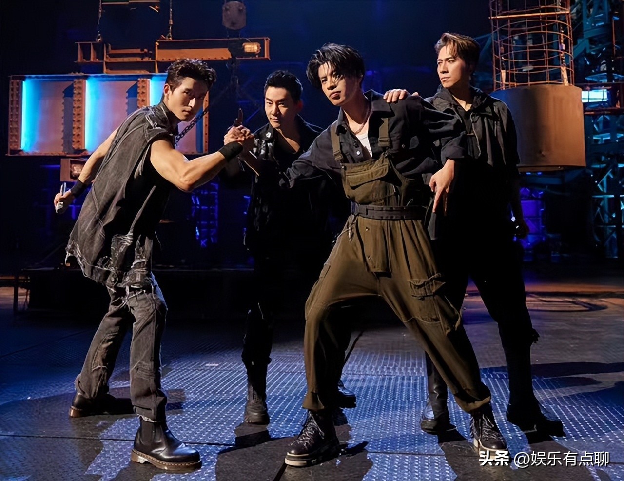What does Ren Xianqi rely on to hold the younger brothers in "Brother ...