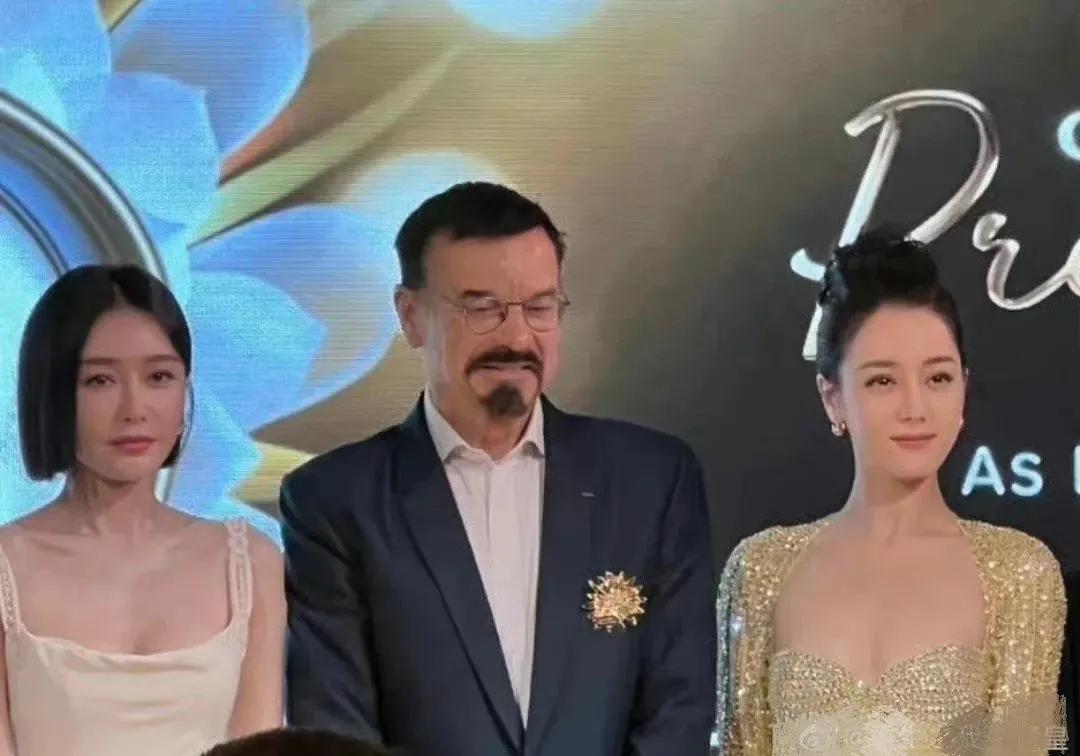 43-year-old Qin Lan and 30-year-old Reba wear low-cut skirts together ...