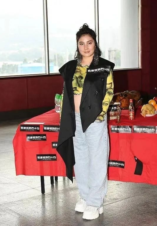 He Chaoyi is capricious!Wearing a navel-baring outfit looks so greasy ...