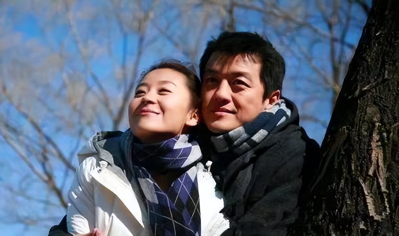 Li Yapeng appeared in the countryside for dinner, drinking 4 yuan beer ...