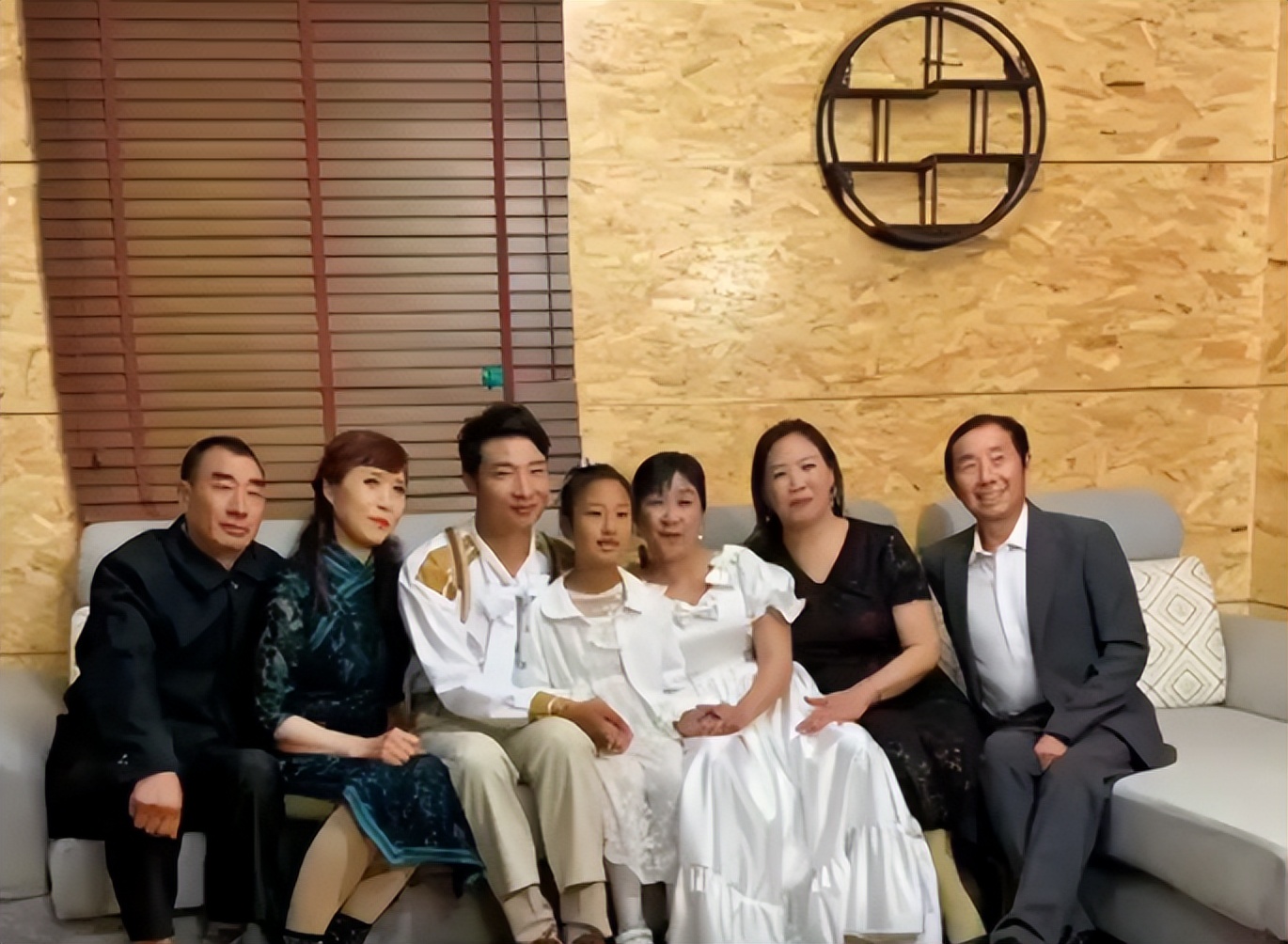 46-year-old Yu Xiuhua buys gifts for her stepdaughter - iNEWS