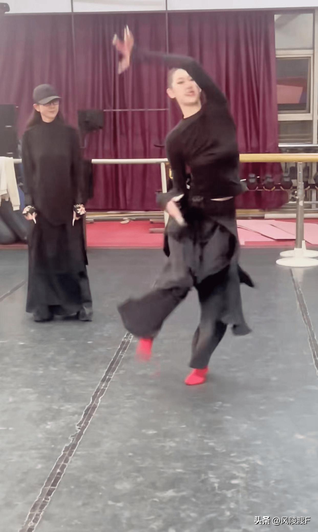 Yang Liping takes her niece to practice dancing. The woman is tall and ...