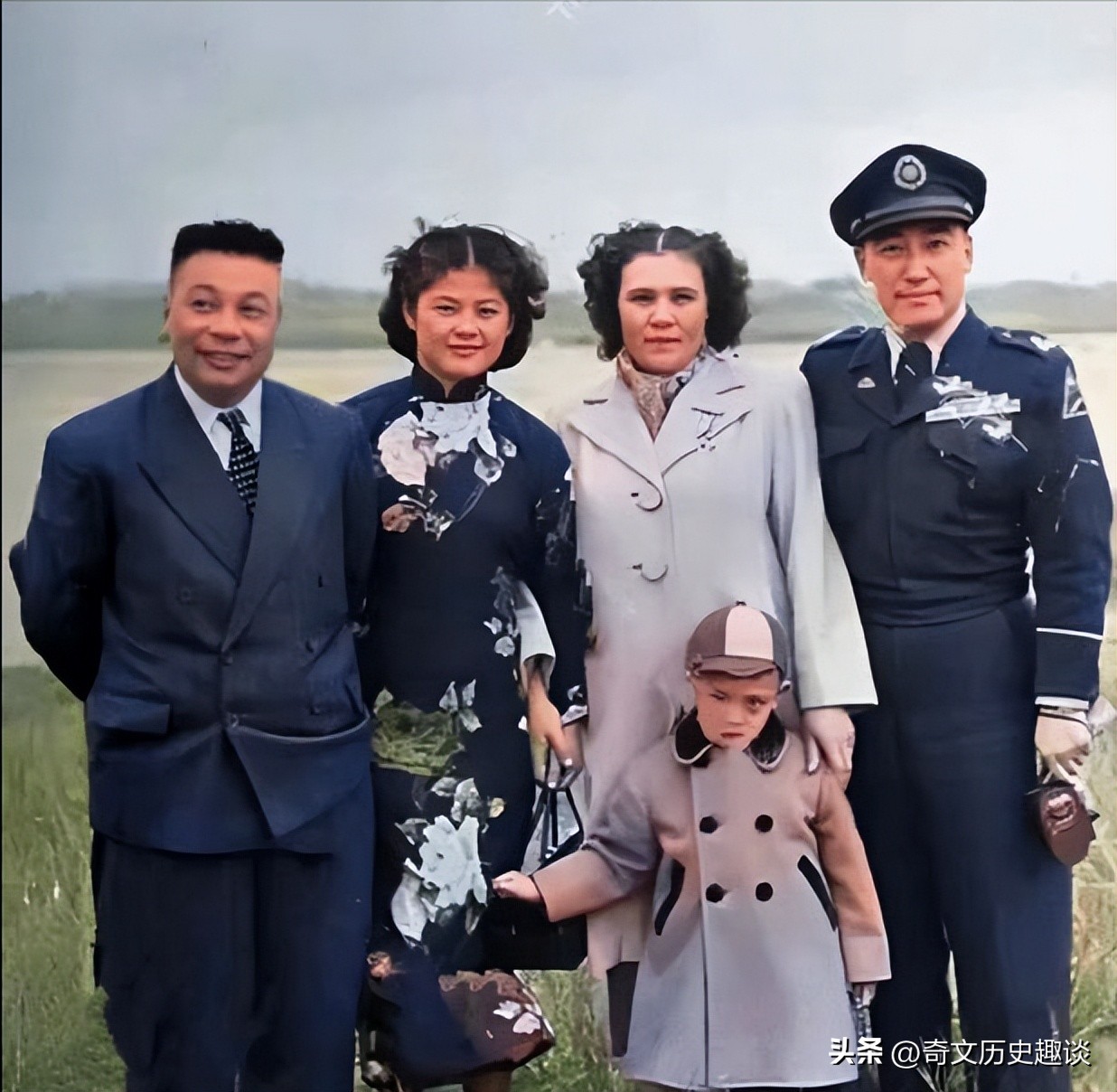 In 1971, Jiang Jingguo and Jiang Weiguo took a rare group photo ...