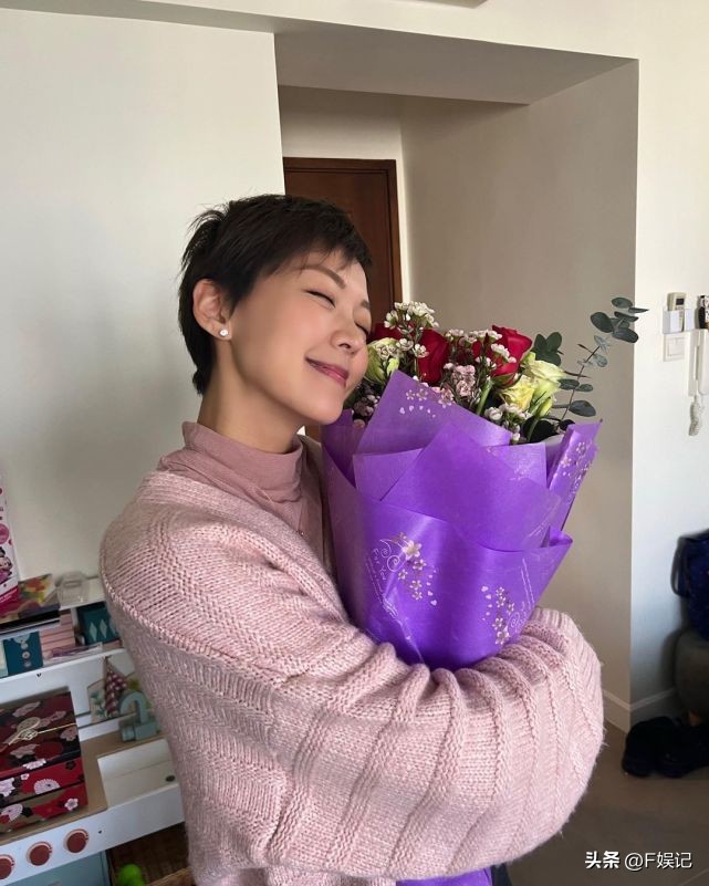 Hong Yongcheng sent flowers to congratulate his wife on her birthday ...