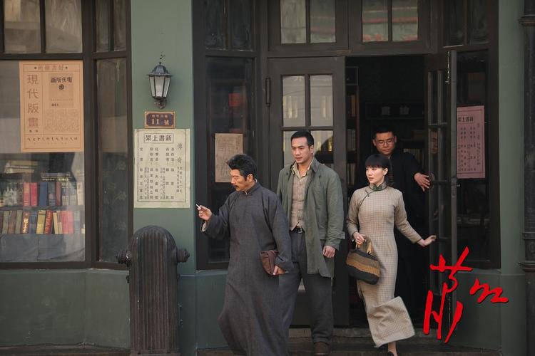 In the movie "Xiao Hong", what method did the director use to explain a ...
