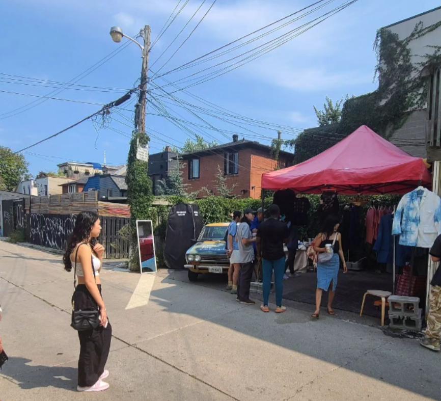 Veteran actor Lin Jiahua sells clothes at a stall in Canada. His son ...