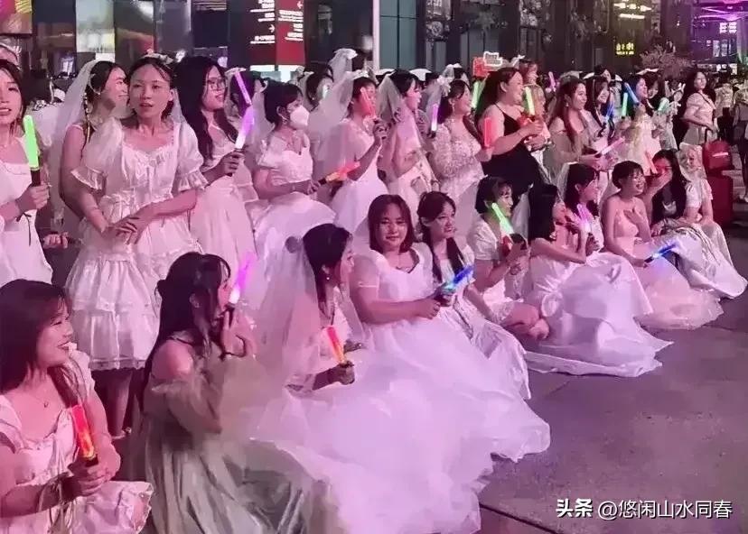 Thoughts brought by fans chasing stars at the "Three Little Ones ...