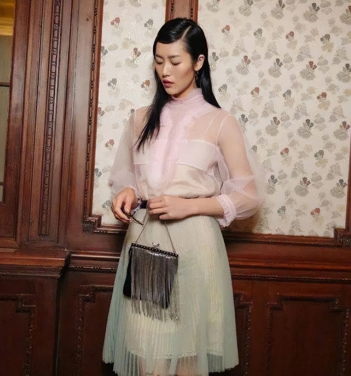 38-year-old Dong Jie and 41-year-old Yuan Quan are on the same stage ...